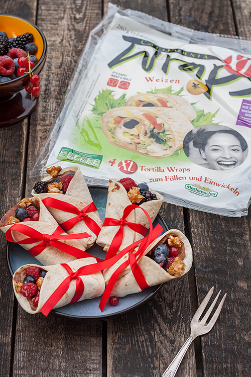 Sweet wraps with chocolate cream cheese, berries and walnuts – Mestemacher