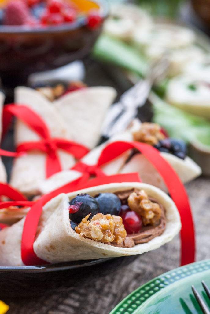 Sweet wraps with chocolate cream cheese, berries and walnuts – Mestemacher