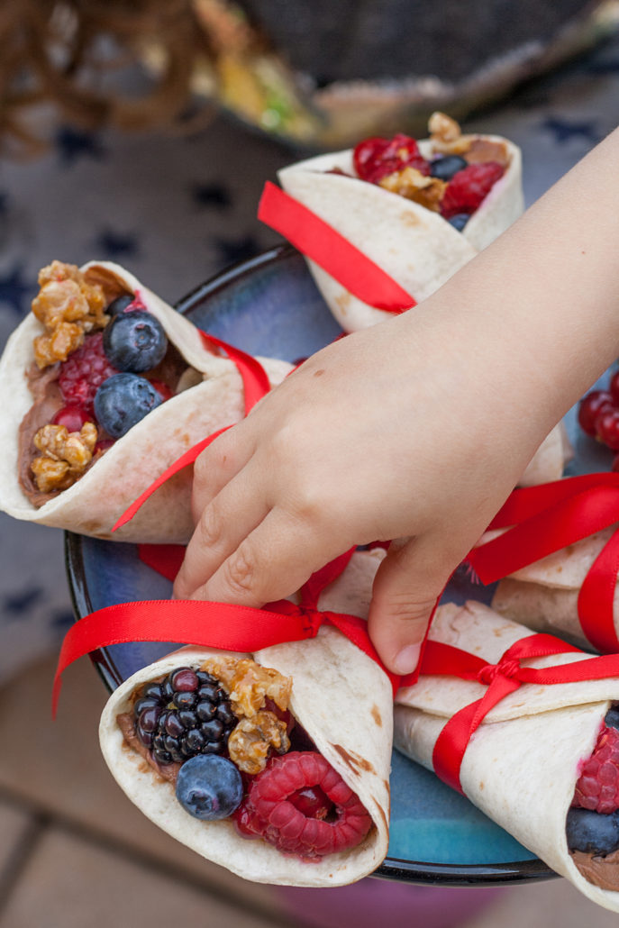 Sweet wraps with chocolate cream cheese, berries and walnuts – Mestemacher