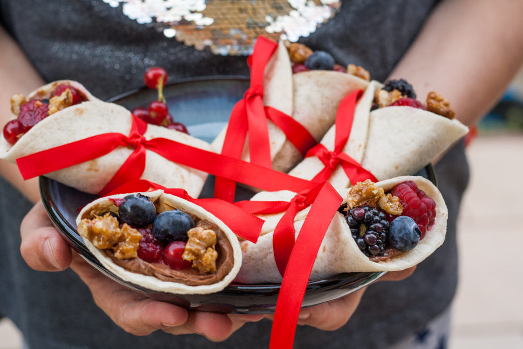 Sweet wraps with chocolate cream cheese, berries and walnuts – Mestemacher