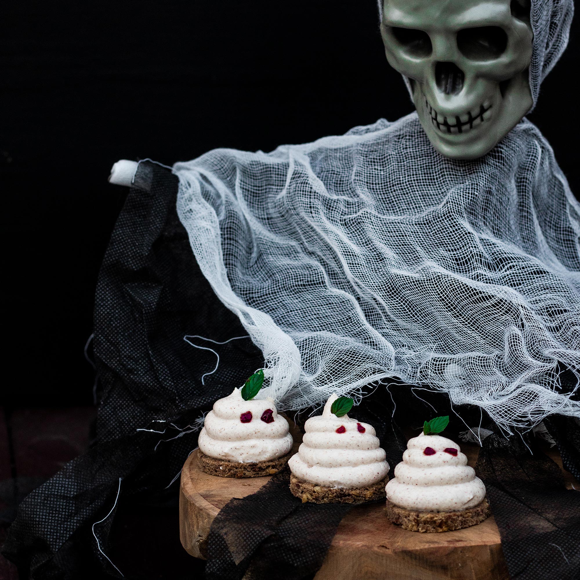 Cinnamon curd ghosts on walnut protein bread – Mestemacher